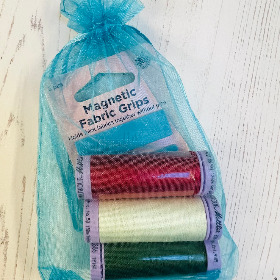 Day 9 Stitchmas - Thread & Magnetic Fabric Grips Bag