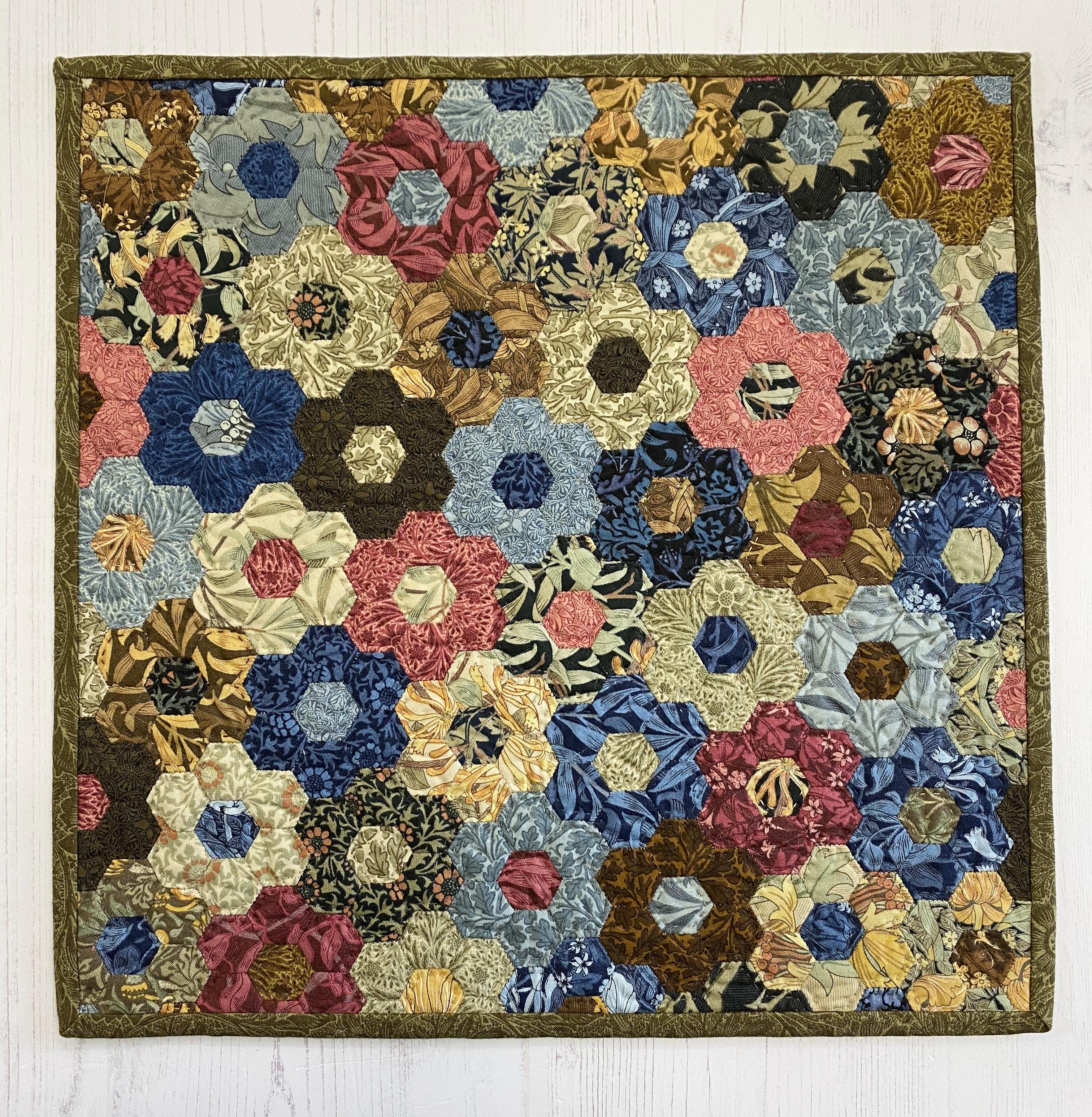 Mini Treasures by Hand : Hexagon Flowers - May Morris Studio Mini Treasures by Hand : Hexagon Flowers - May Morris Studio