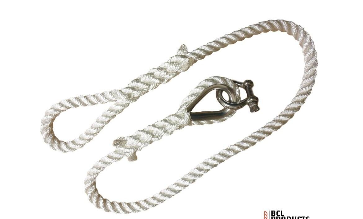 Mooring strop with rope protector