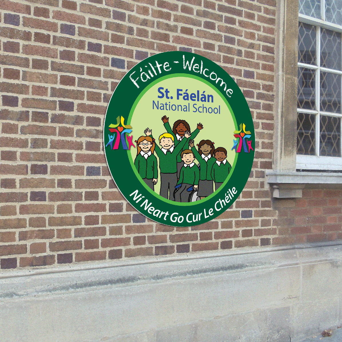 Circular Welcome Sign with Children (as Gaeilge)
