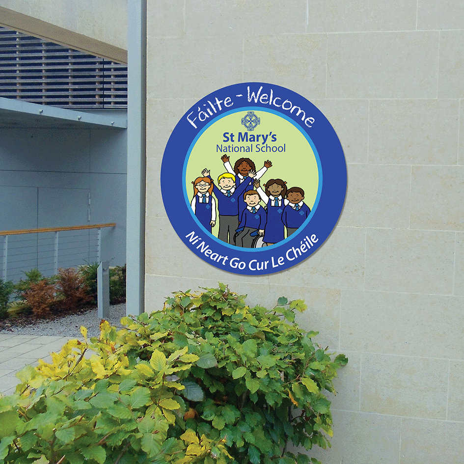 Circular Welcome Sign with Children (as Gaeilge)