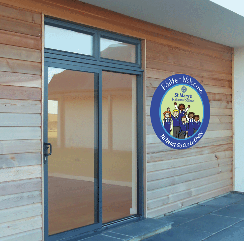 Circular Welcome Sign with Children (as Gaeilge)
