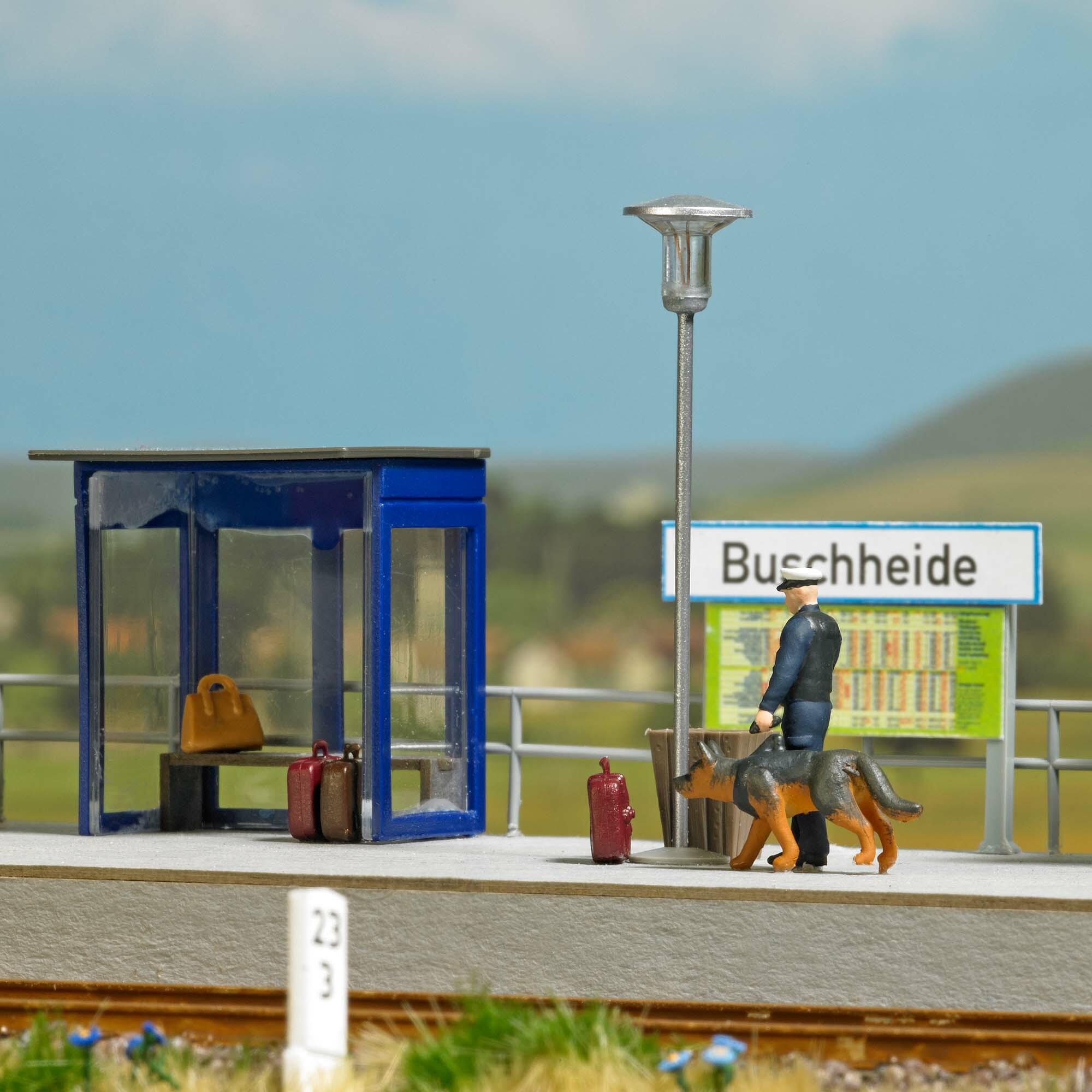 Busch 79872 Policeman with German shepherd