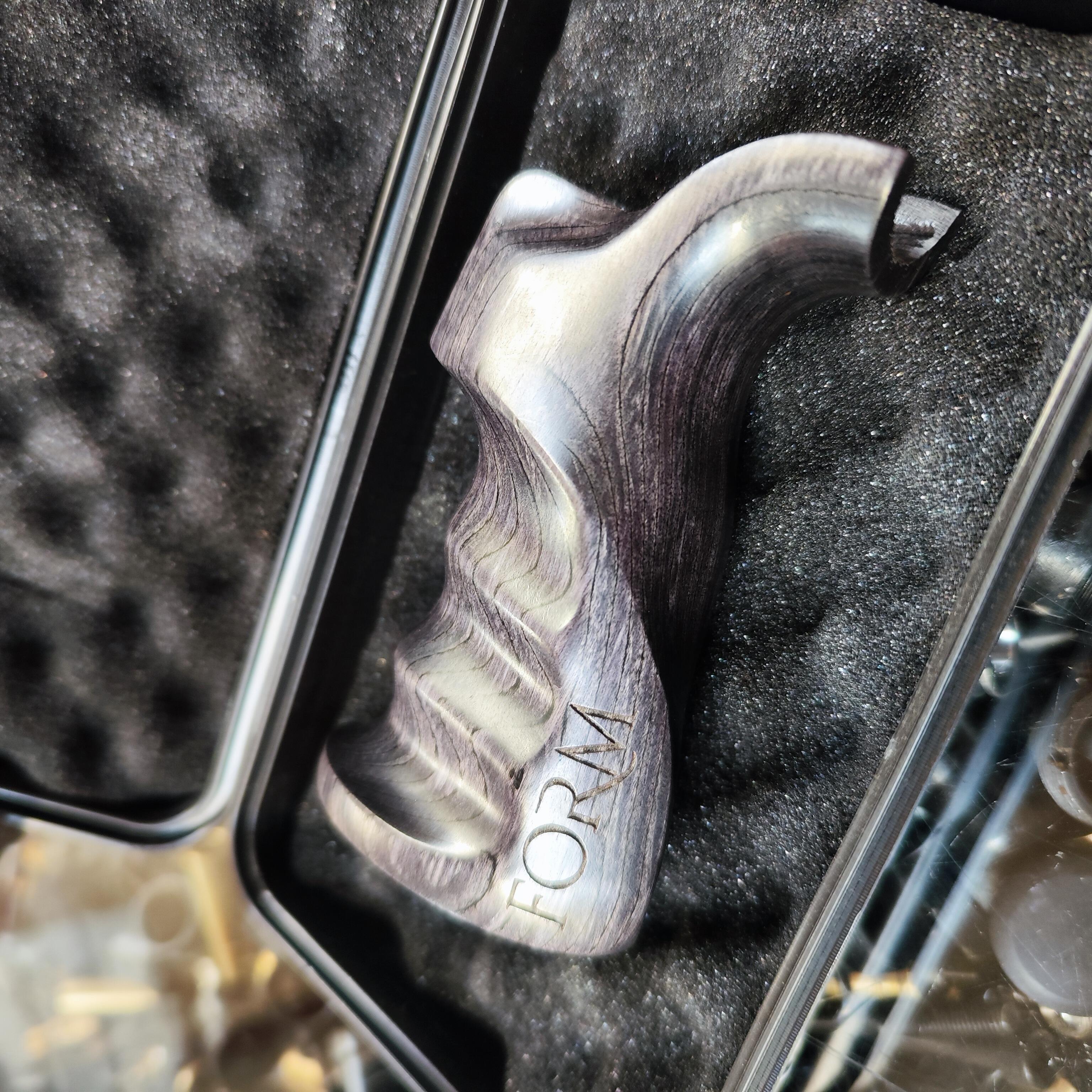 Form Beavertail Grip - Ebony Classic RH