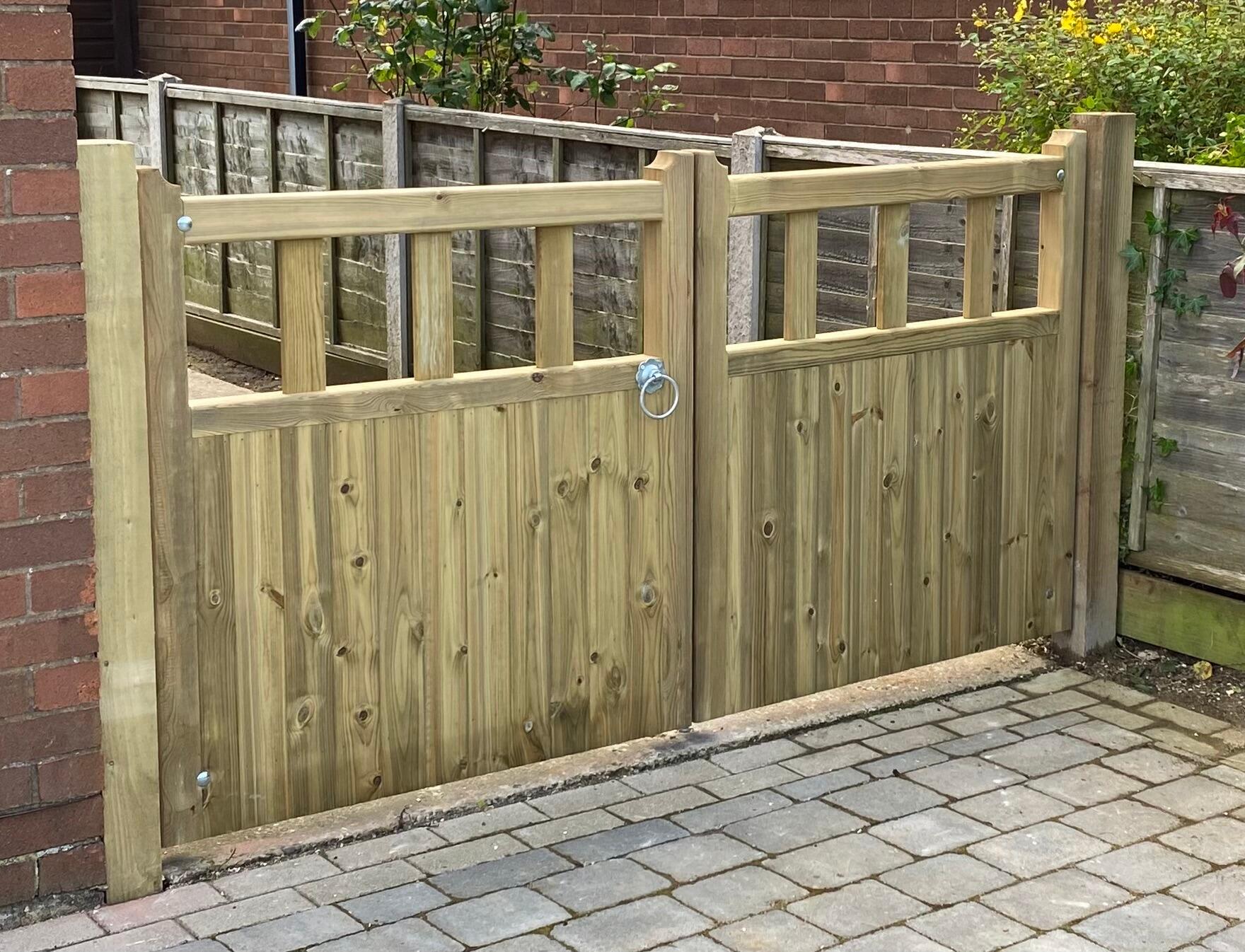 Quorn Flat Top Low Double Driveway Gates