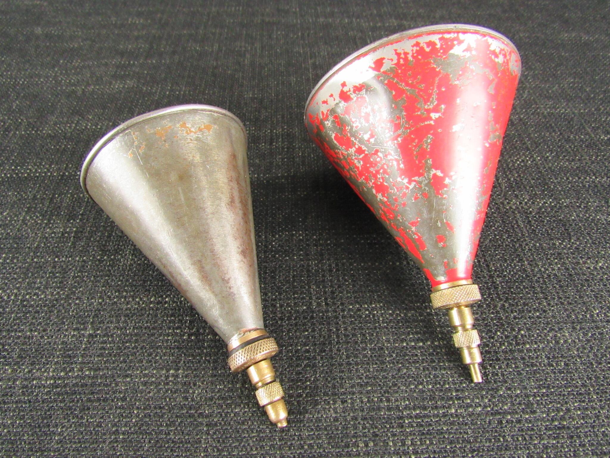 2 x VALVESPOUT Oil Cans *SOLD*