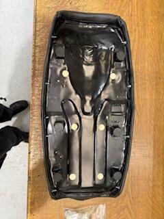 SEAT ASSY: 1970/1971 H1-500/H1-A MACH 111 (BLACK PIPING)