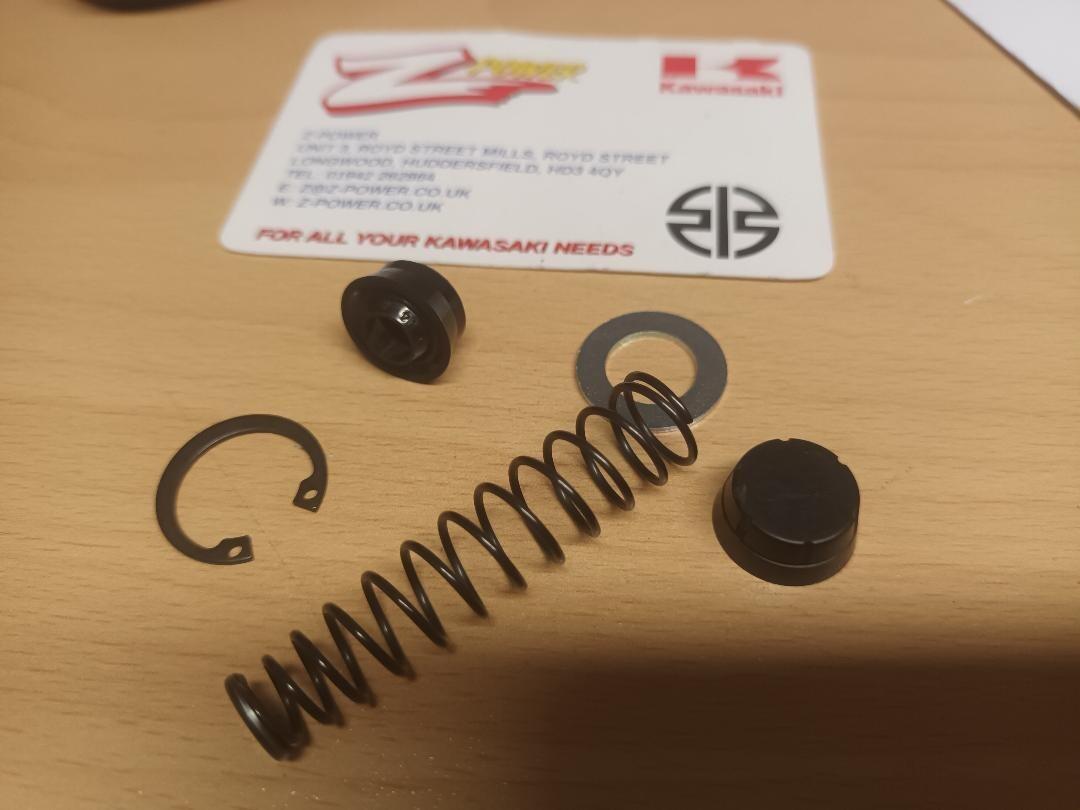 REAR MASTER CYLINDER SEAL KIT :Z650C/D