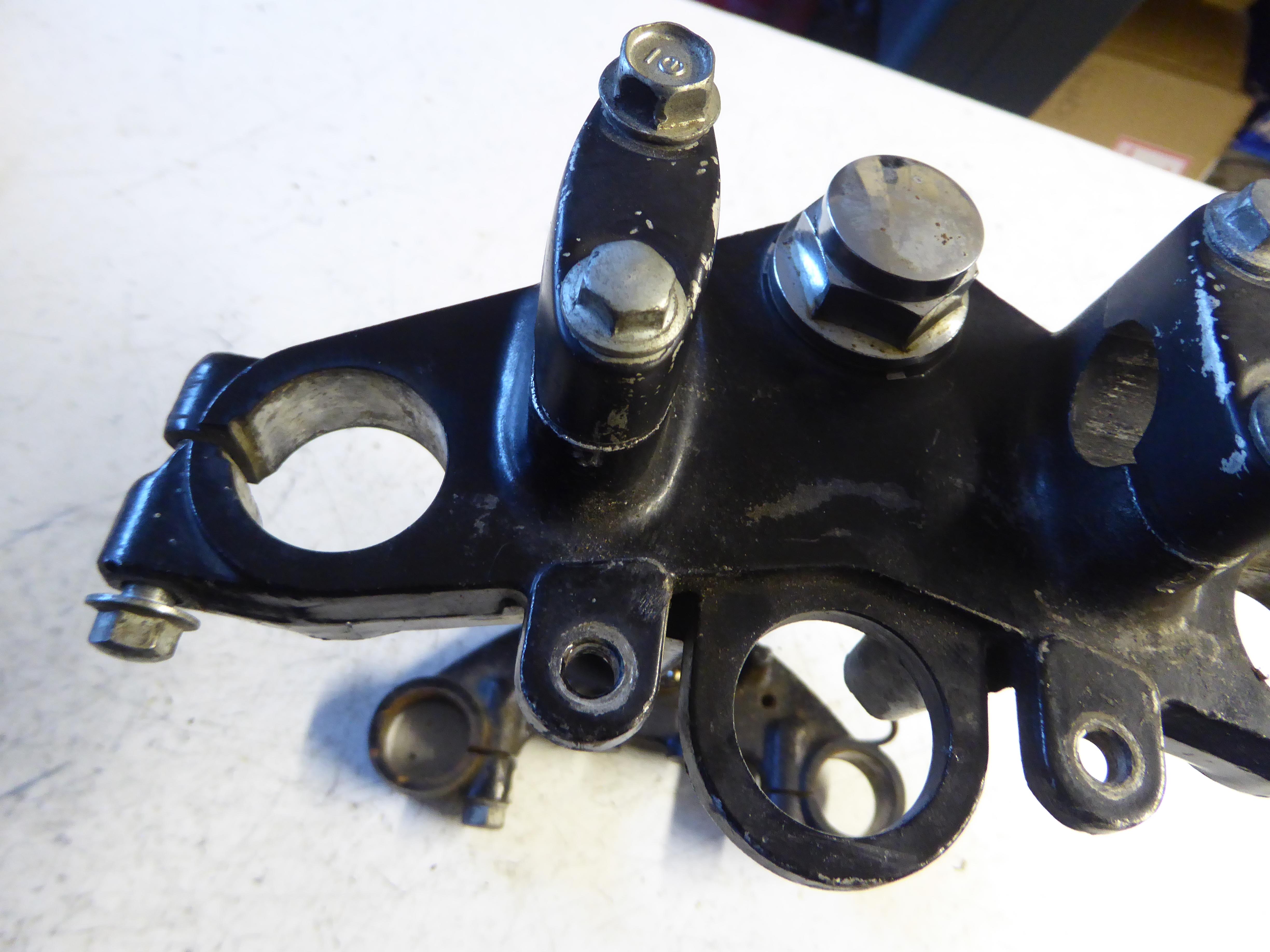 YAMAHA YBR125 2010 TOP AND BOTTOM YOKES