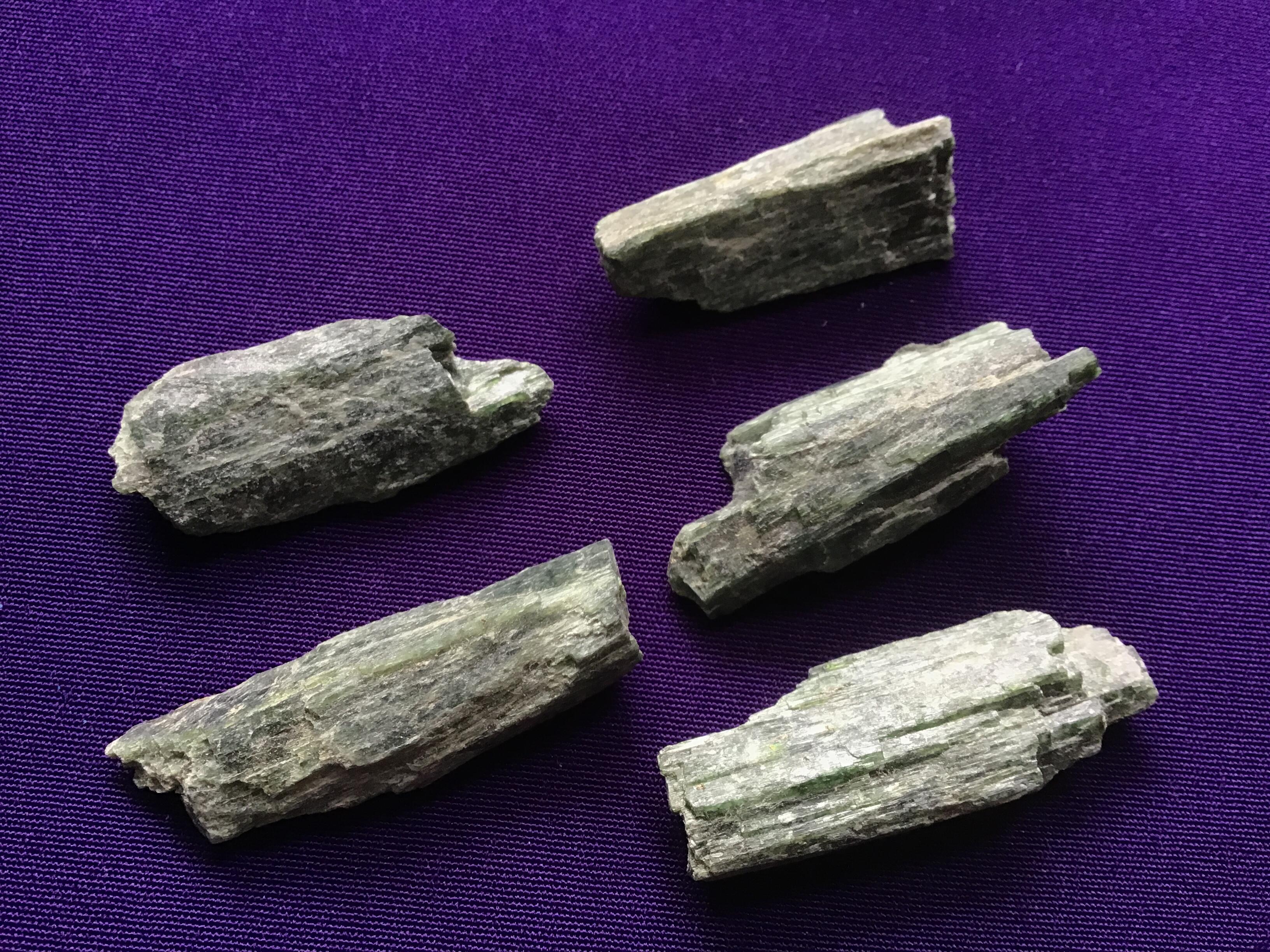 S2560 Pack of 5 Green Actinolite