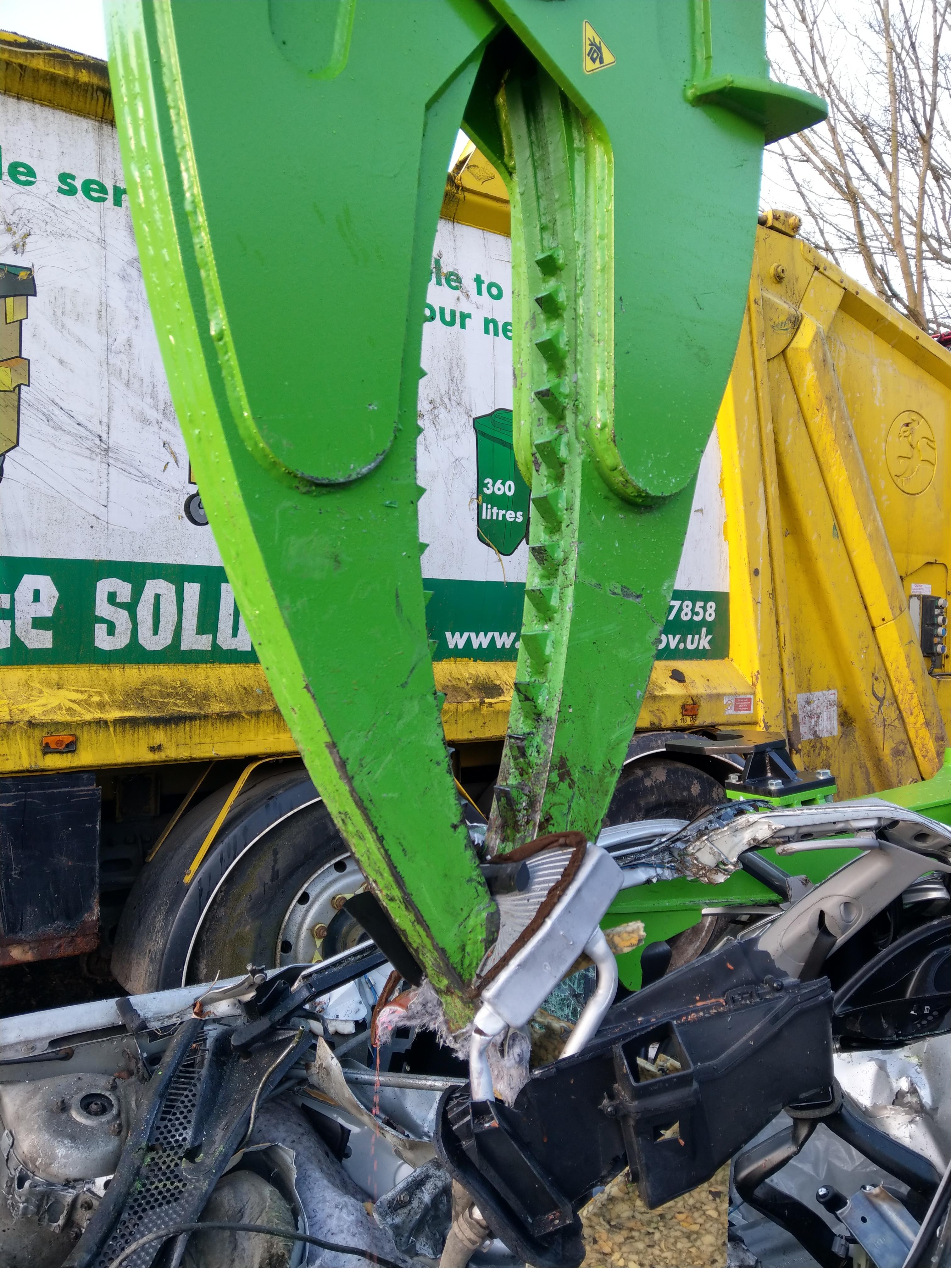 Scrap car pincer system