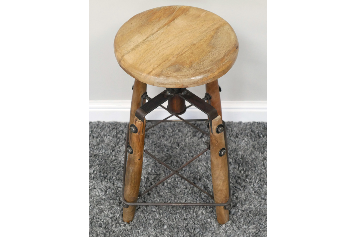 AN ADJUSTABLE HEIGHT INDUSTRIAL STOOL