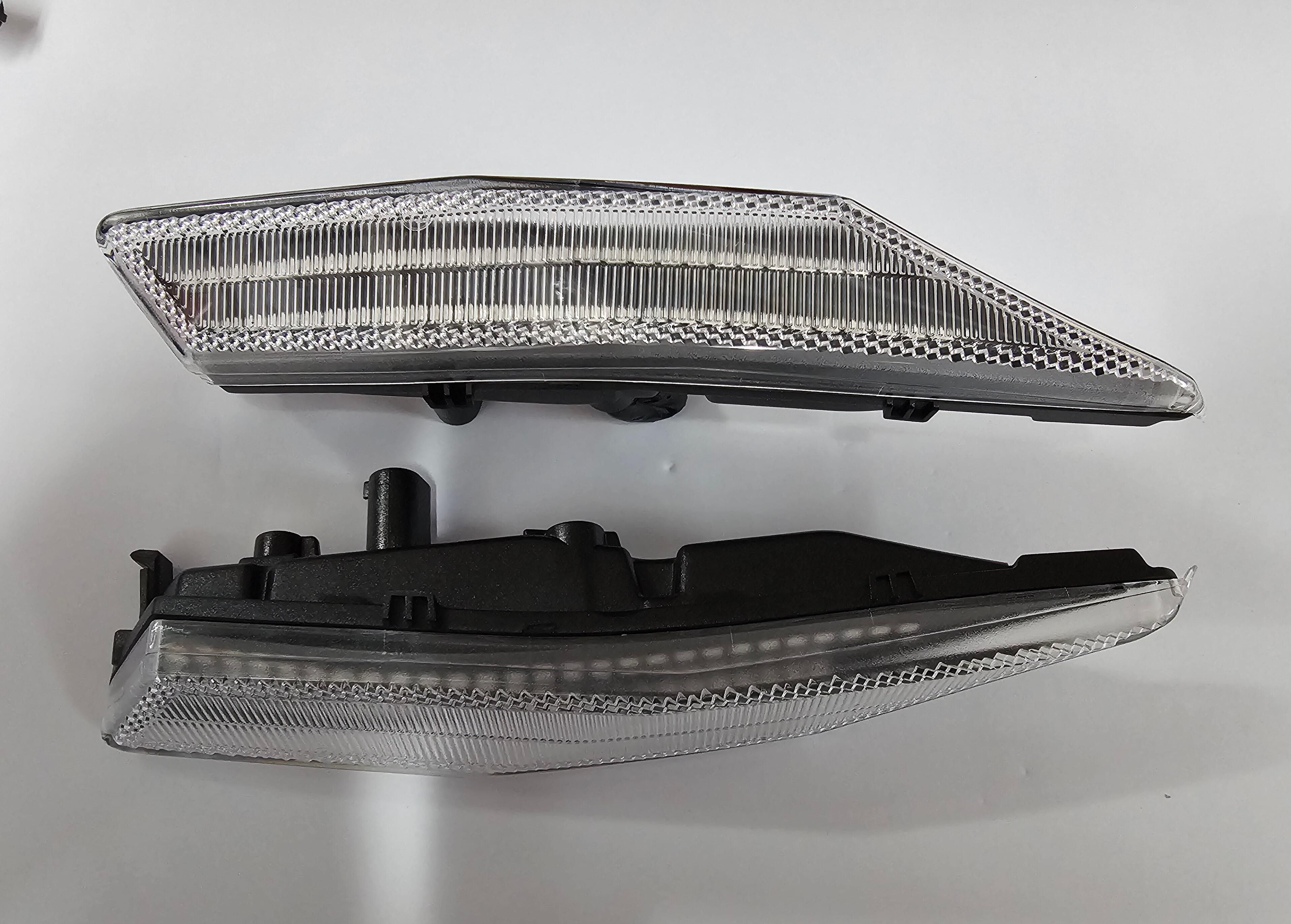 Porsche Taycan 2020 > Clear LED side repeaters
