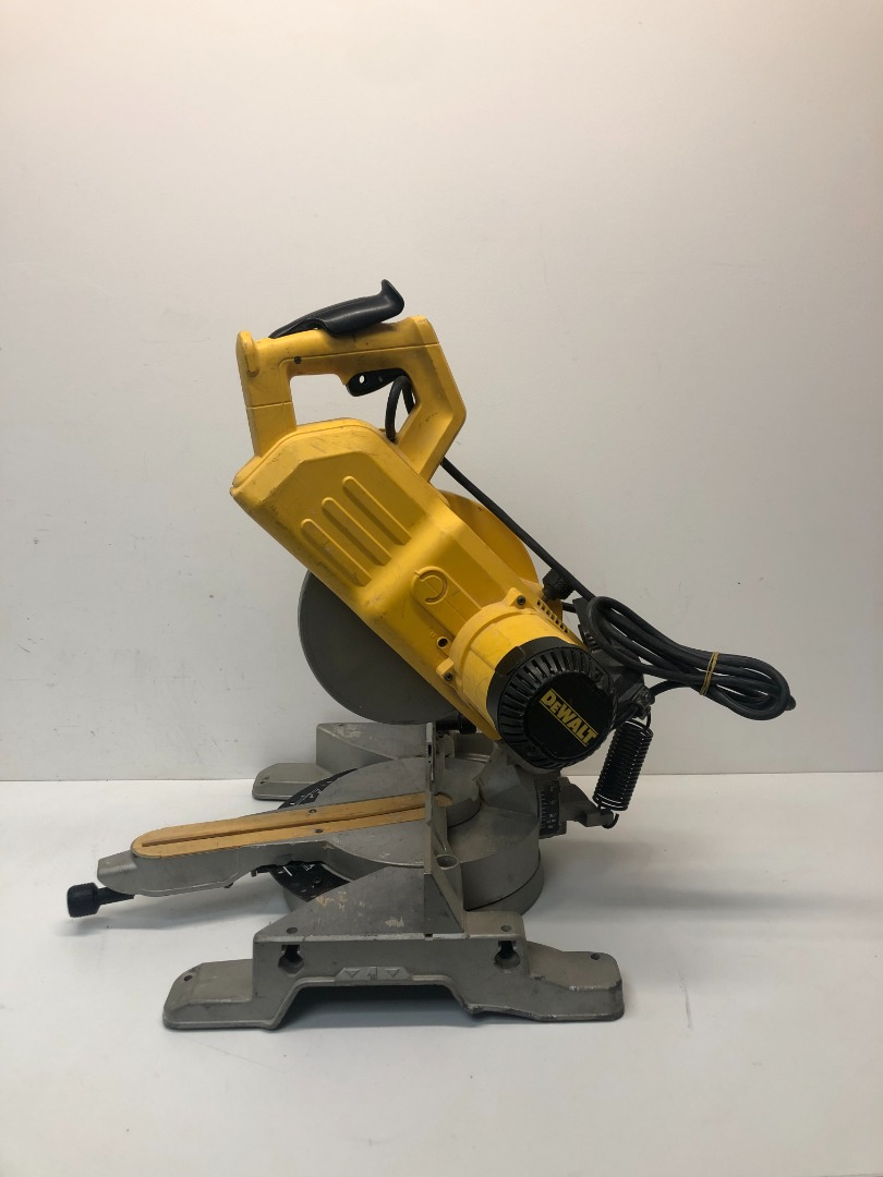 DeWalt DW777 115V Sliding Crosscut Mitre Saw