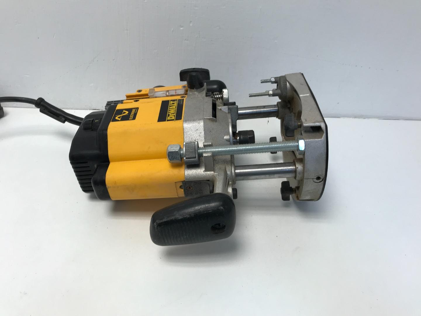DeWalt DW625E Plunge Router
