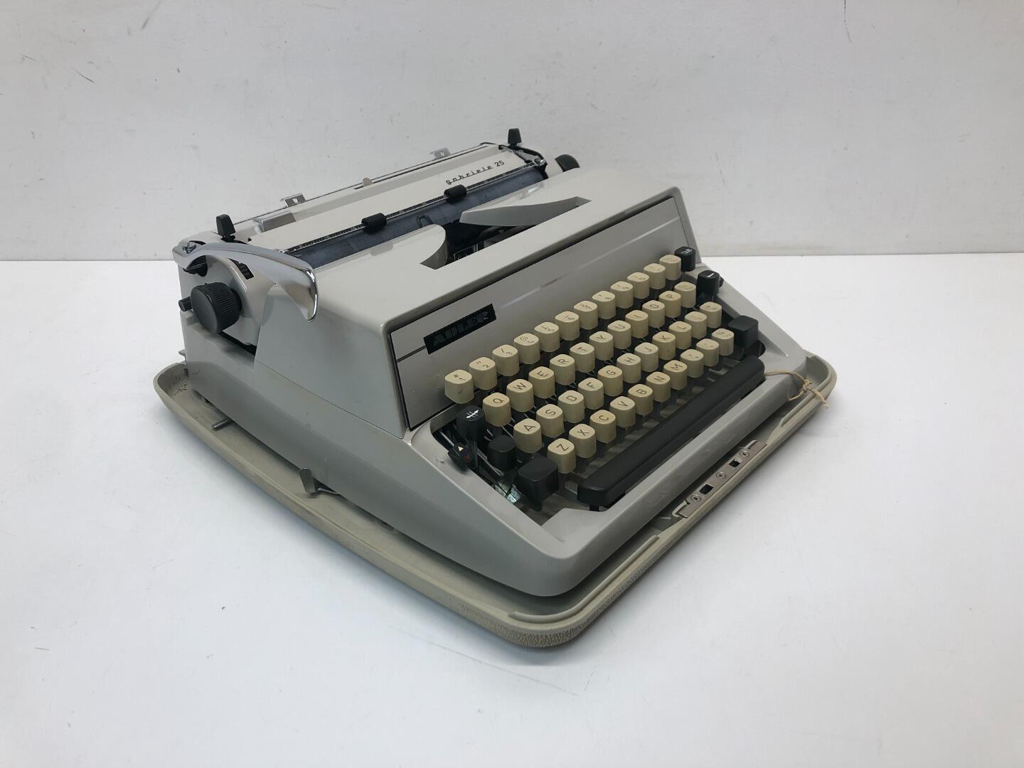 Adler Gabriele 25 Typewriter