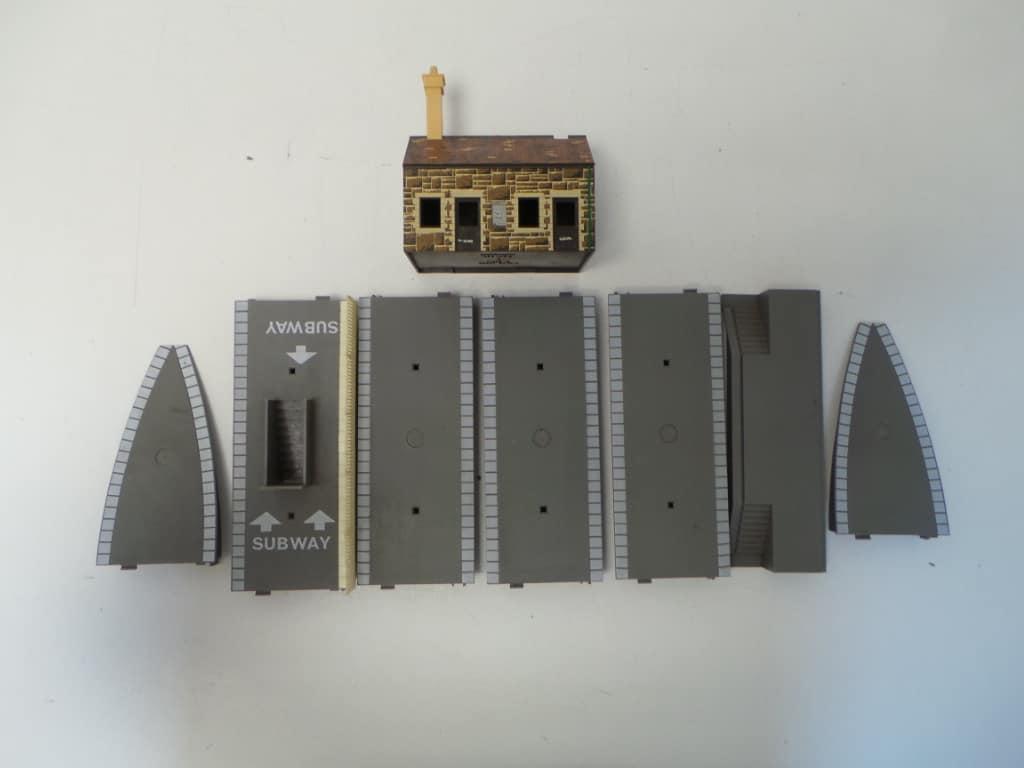 Hornby R501-010 Train Station Building & Platform