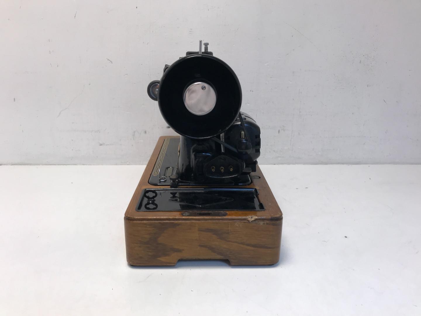 Vintage Singer 99K Sewing Machine (read description)