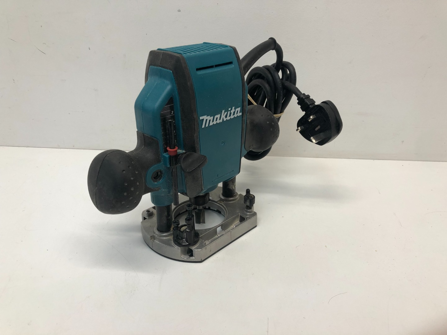 Makita RP0900 240V Plunge Router