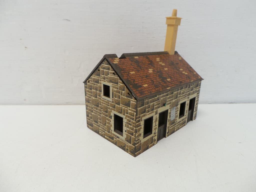 Hornby R501-010 Train Station Building & Platform