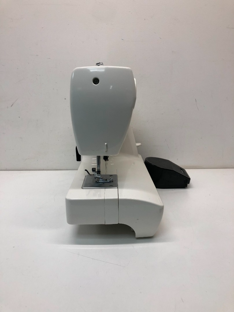 E & R Classic EC21 RS2000 Electric Sewing Machine