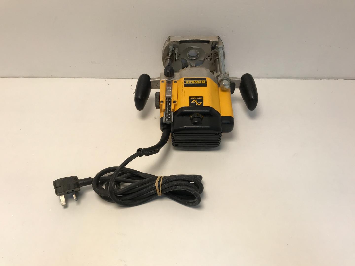 DeWalt DW625E Plunge Router