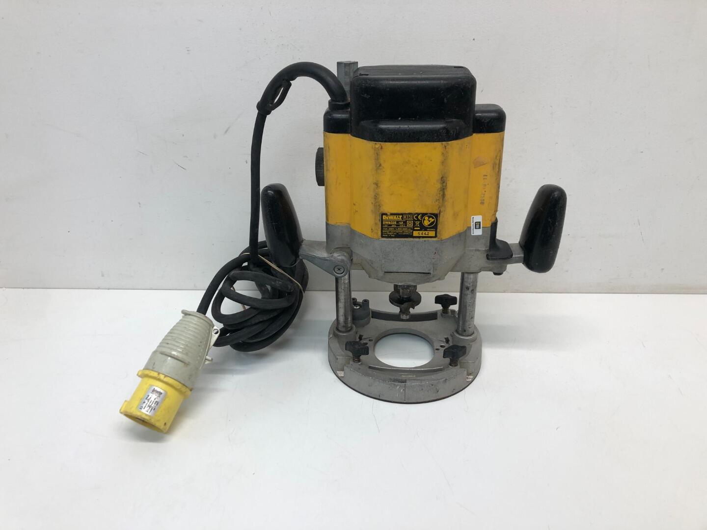 DeWalt DW625E 110V Plunge Router