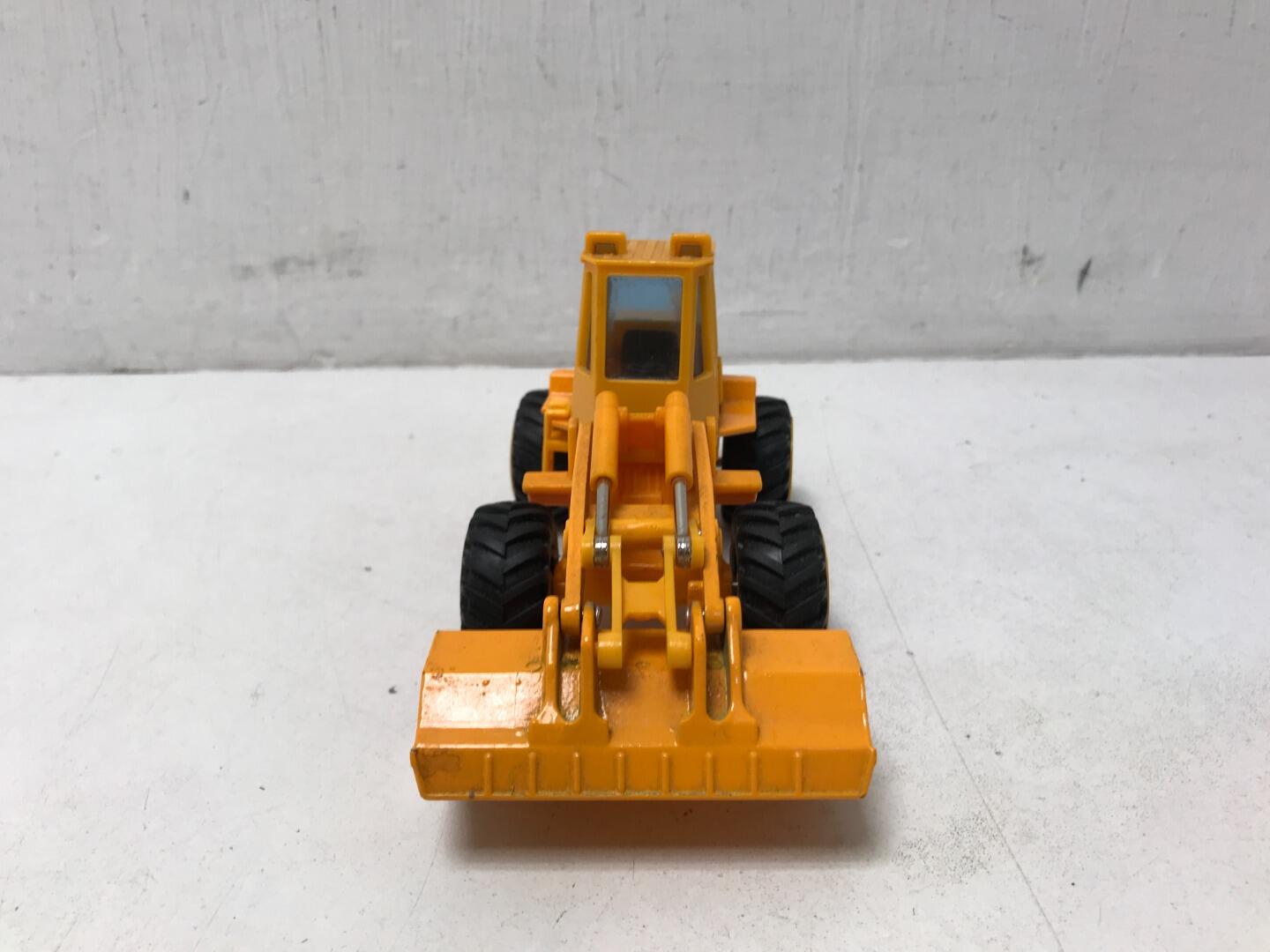 Maisto Diecast Digger Tractor
