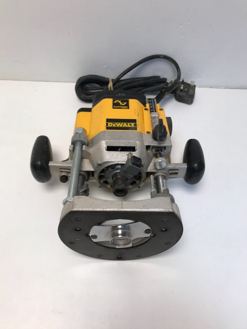 DeWalt DW625E Plunge Router