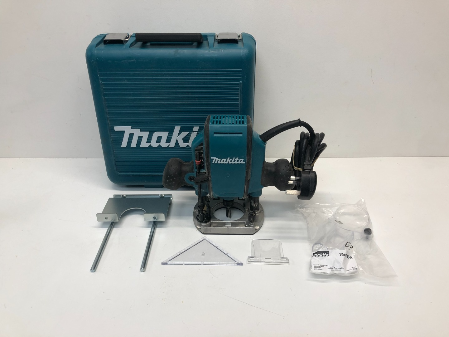 Makita RP0900 240V Plunge Router