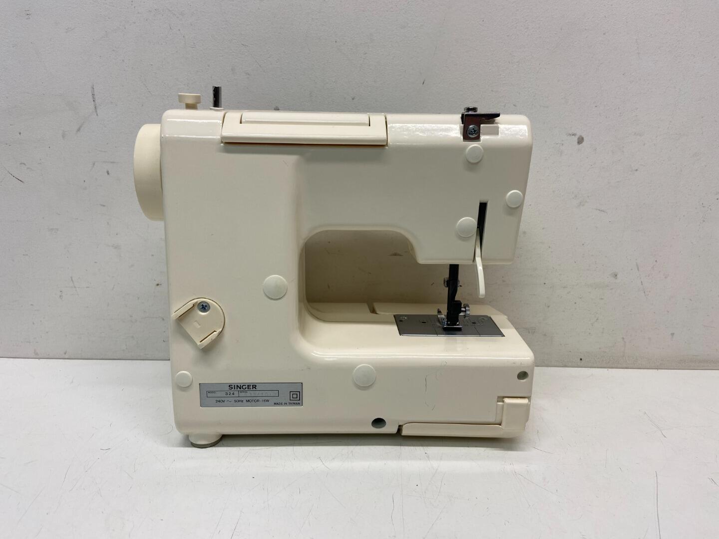 Singer Featherweight Plus Sewing Machine