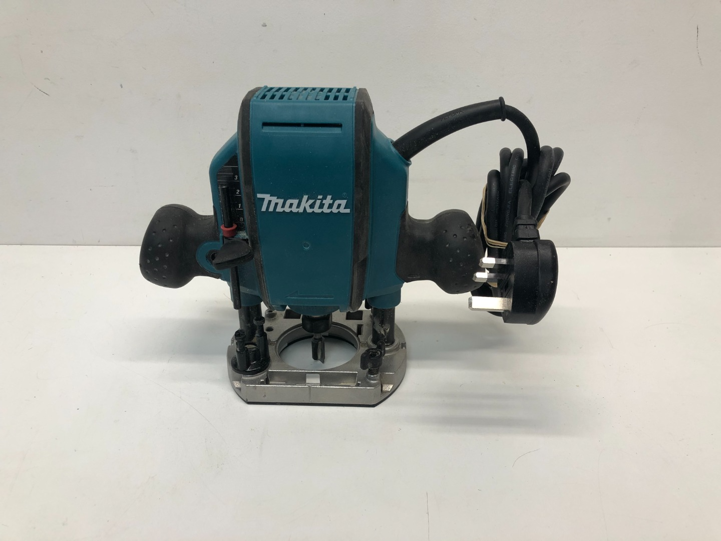 Makita RP0900 240V Plunge Router