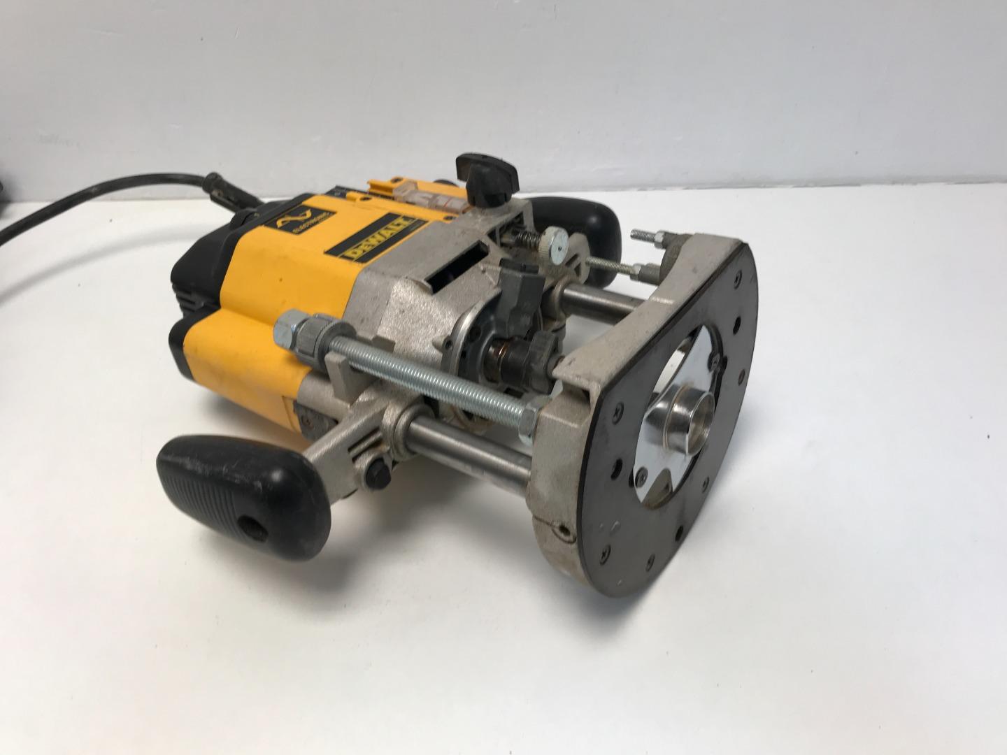 DeWalt DW625E Plunge Router