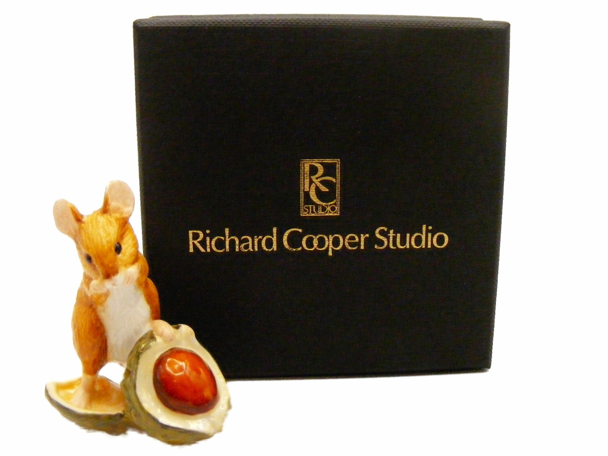 Richard Cooper The Cottage Studio Bone China Mouse with Conker 119BC