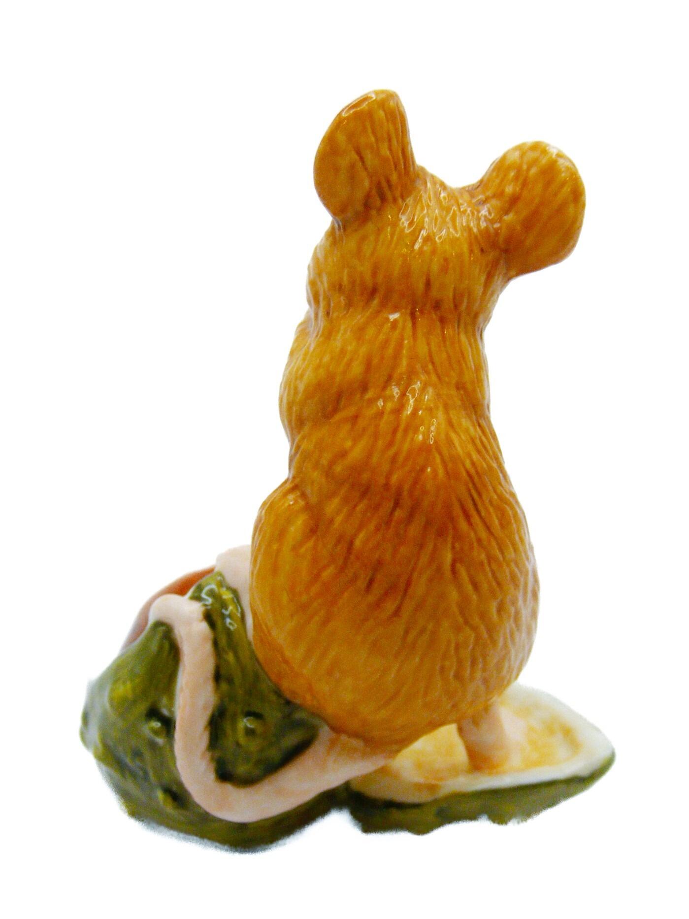 Richard Cooper The Cottage Studio Bone China Mouse with Conker 119BC
