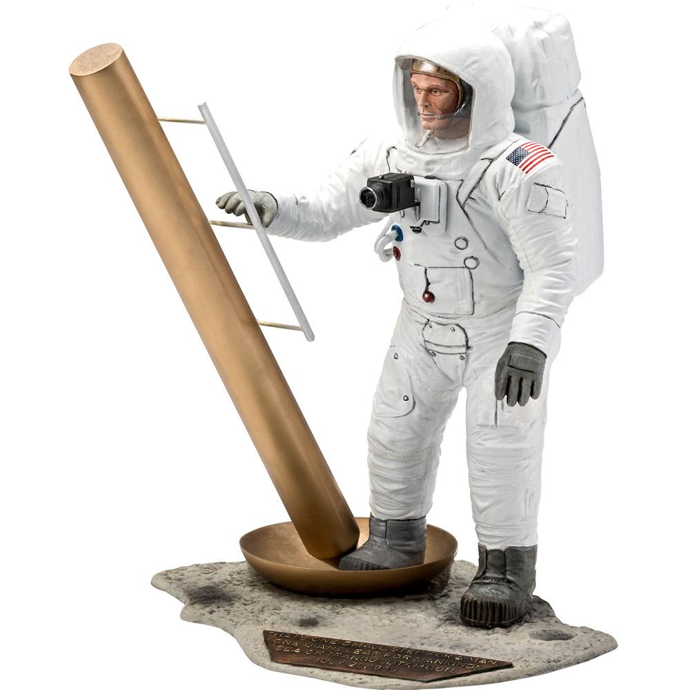 Revell Apollo 11 50th Anniversary Astronaut on the Moon Model Kit Scale 18