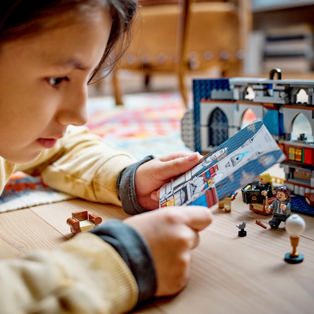 LEGO Harry Potter Ravenclaw House Banner Building Set with Luna ...
