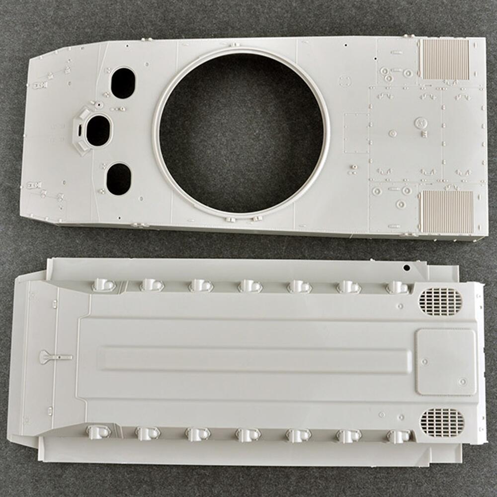 Trumpeter Russian Amphibious Light Tank 2S25 Model Kit Scale 1:35
