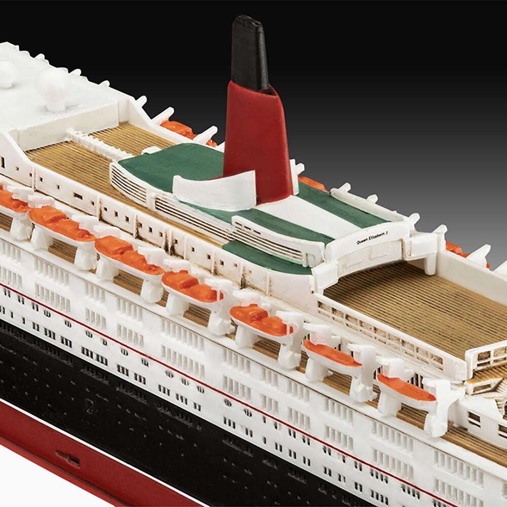 Revell Queen Elizabeth II Cruise Ship Model Set Scale 1:1200