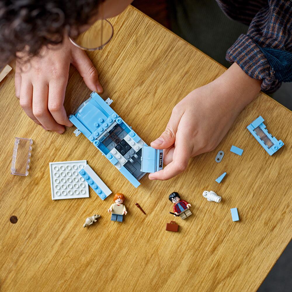 LEGO Harry Potter Flying Ford Anglia Building Set 76424