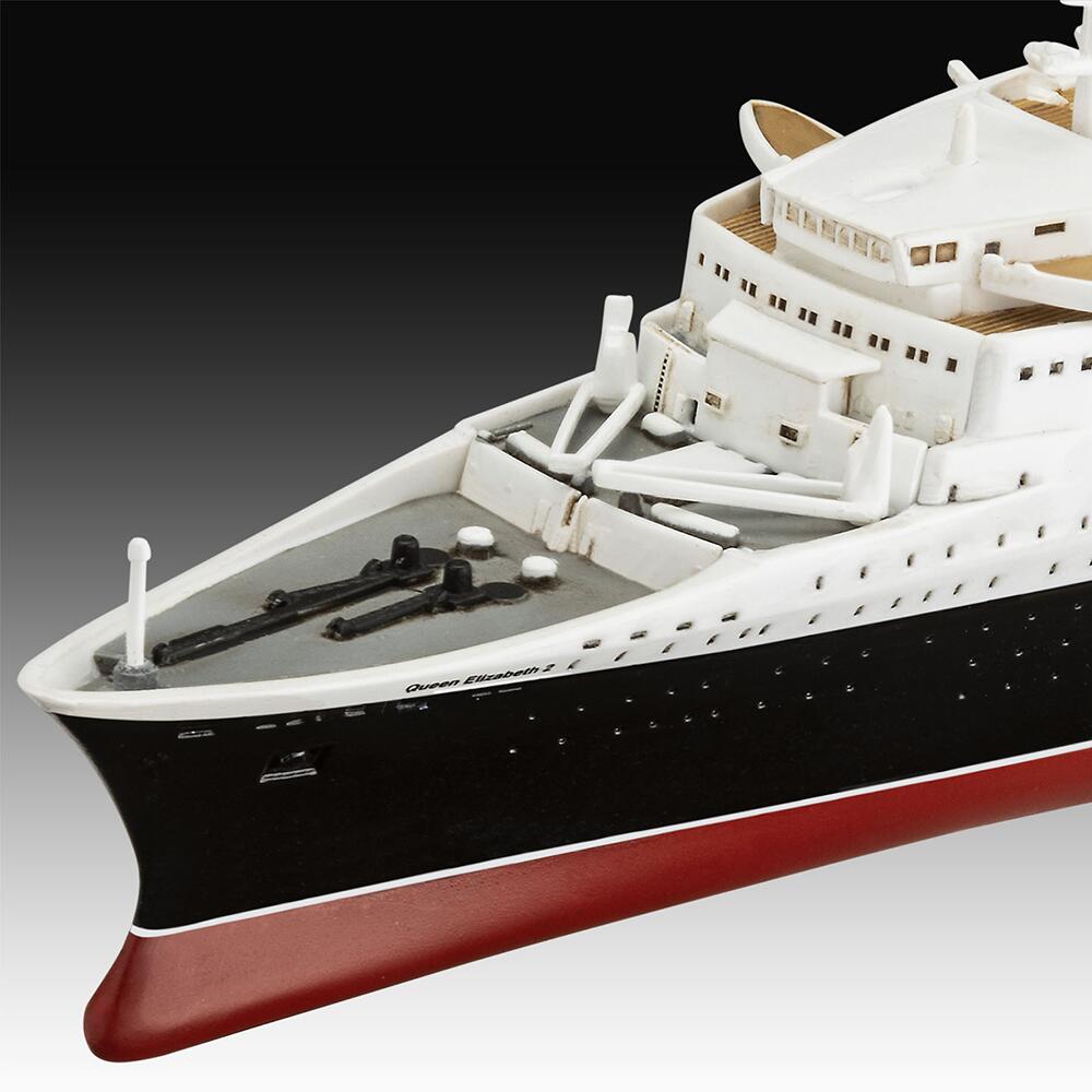 Revell Queen Elizabeth II 1:1200 Scale Model
