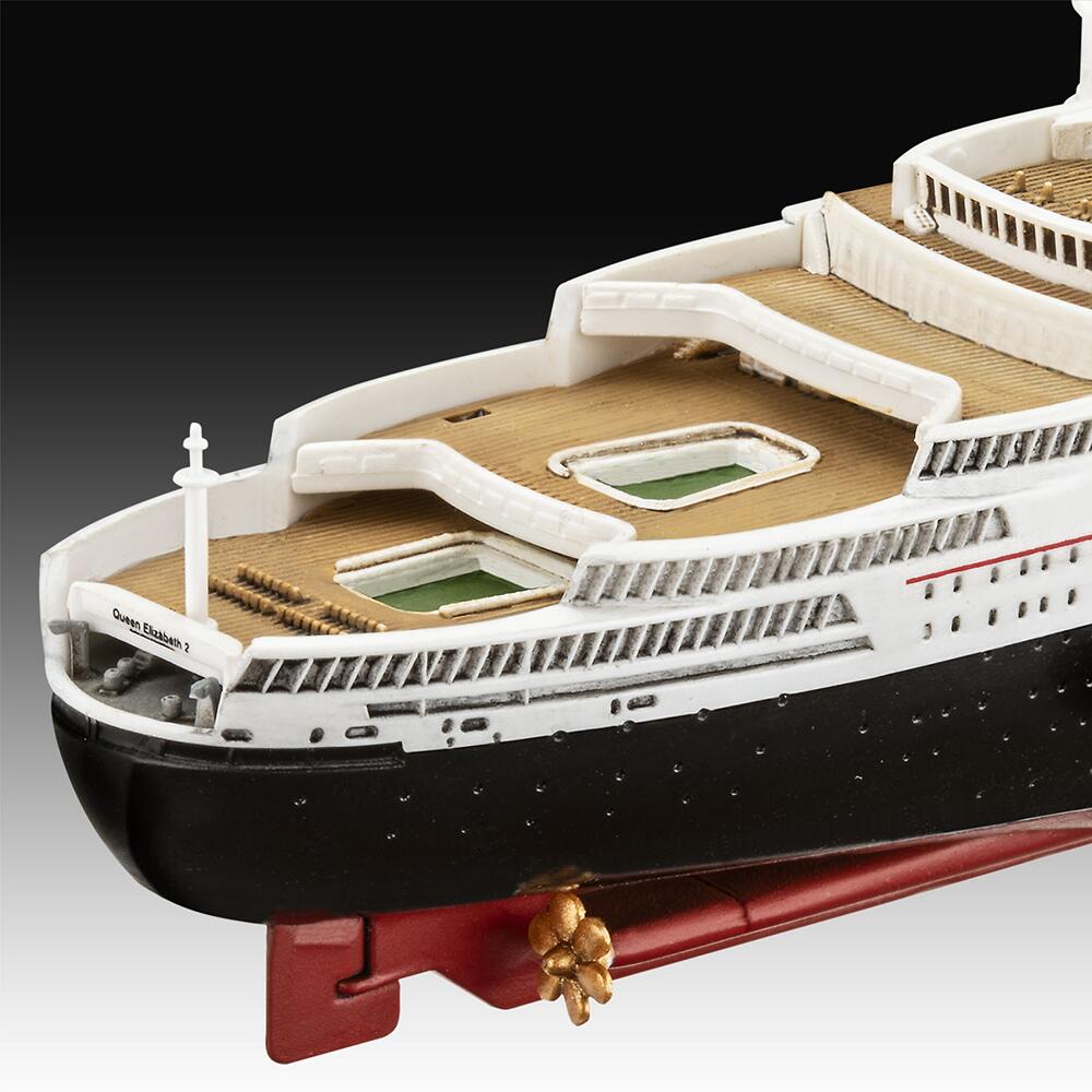 Revell Queen Elizabeth II 1:1200 Scale Model
