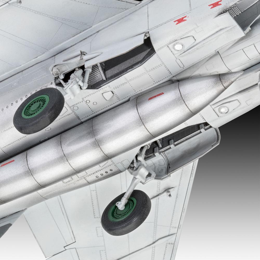 Revell MiG-25 RBT Foxbat B Aircraft Model Kit (Level 4) (Scale 1:72)