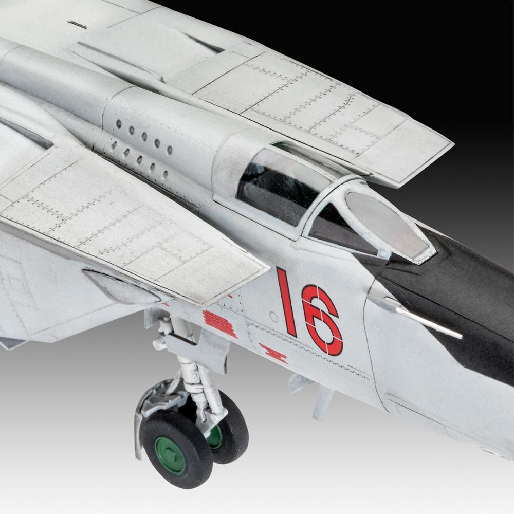 Revell MiG-25 RBT Foxbat B Aircraft Model Kit (Level 4) (Scale 1:72)