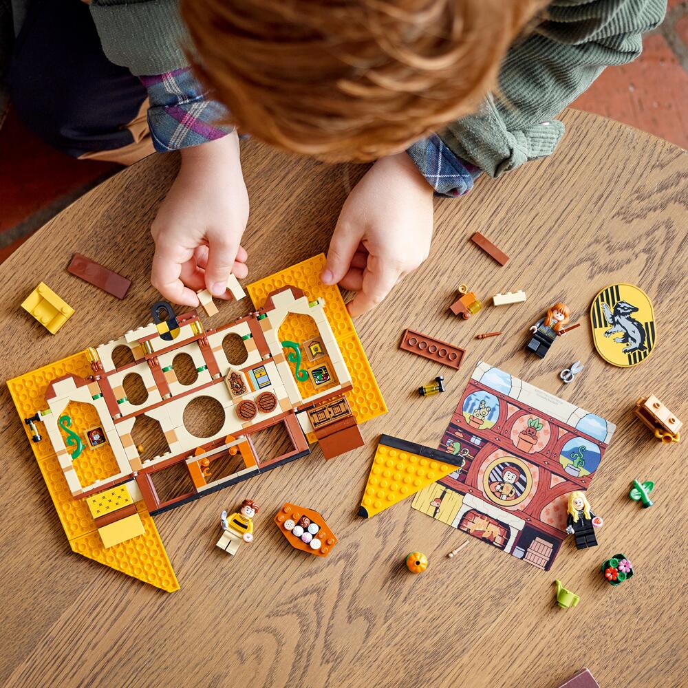 LEGO Harry Potter Hufflepuff House Banner Set with Cedric Diggory ...