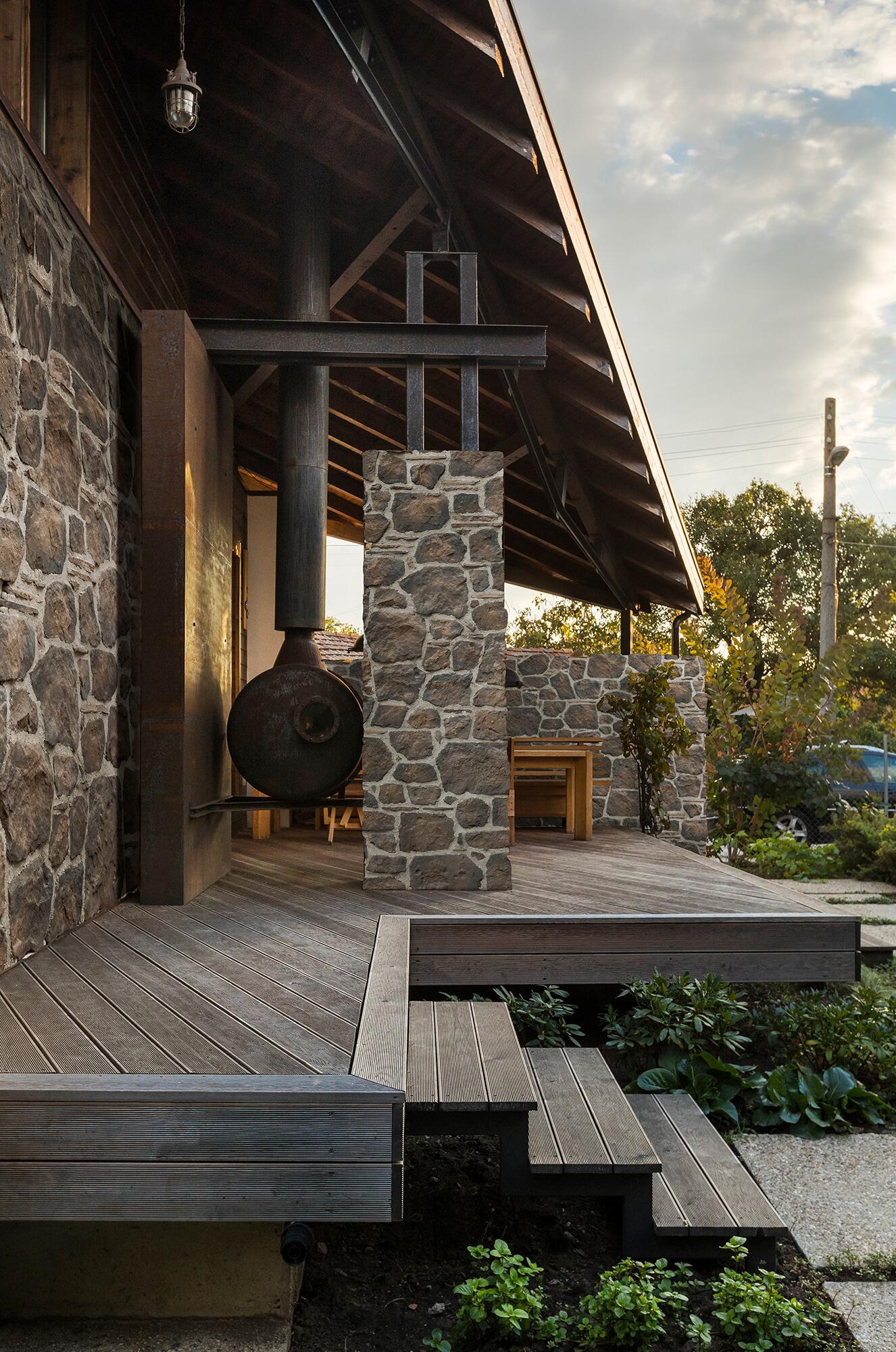 LUNA Grafito Stone Cladding – Deep Grey Stone Panels with Texture | Cornwall - UK