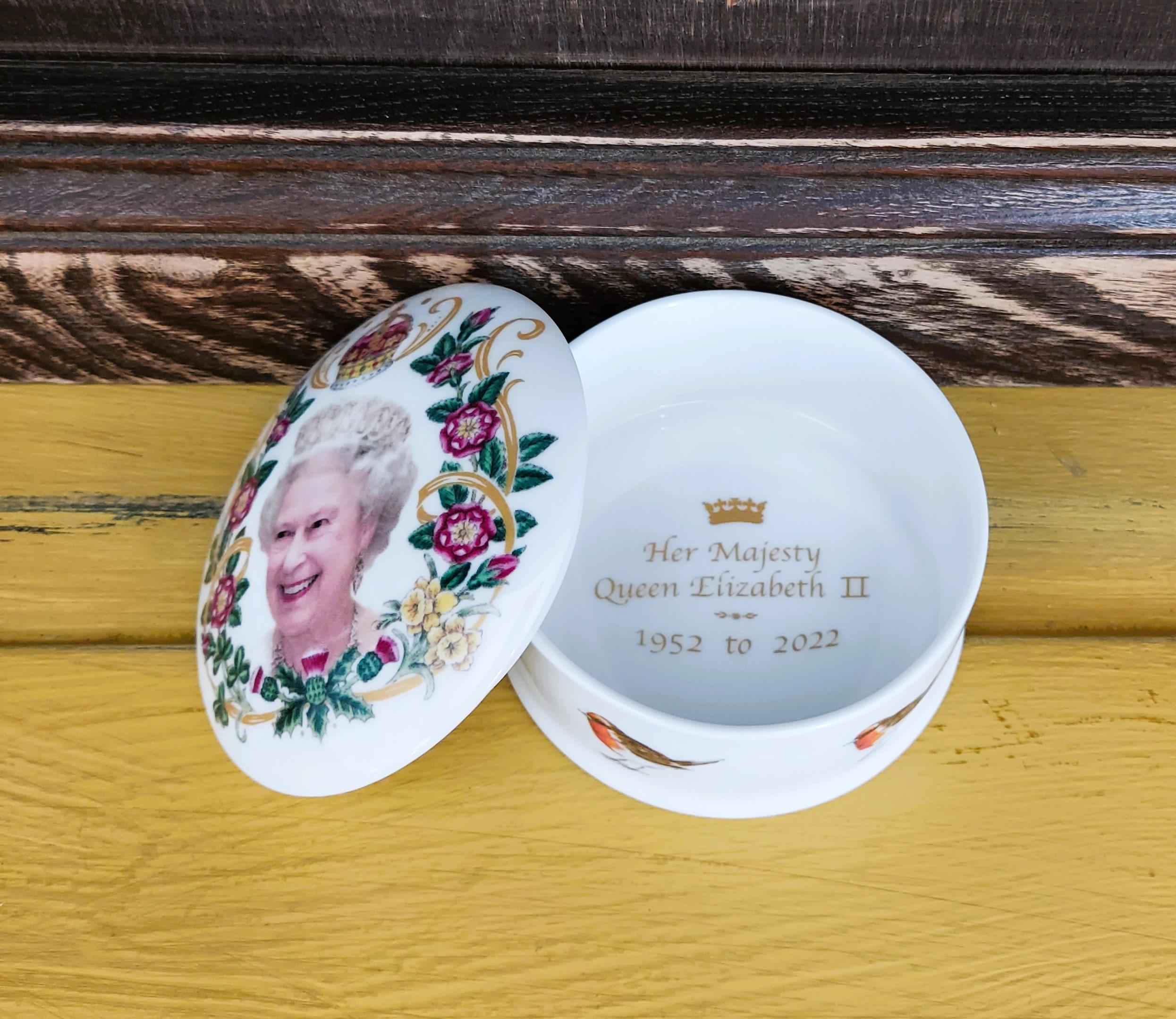 Queen Elizabeth II commemorative 4" box
