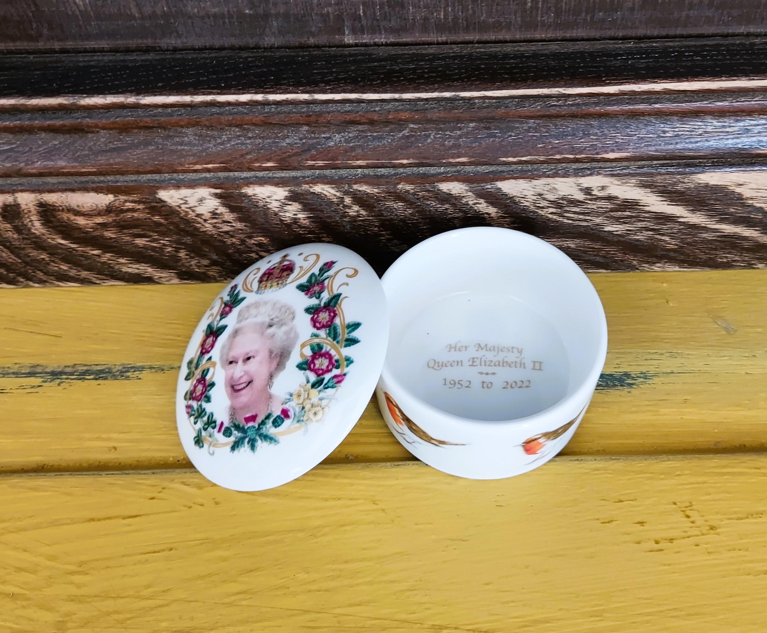 Queen Elizabeth II commemorative 2" box