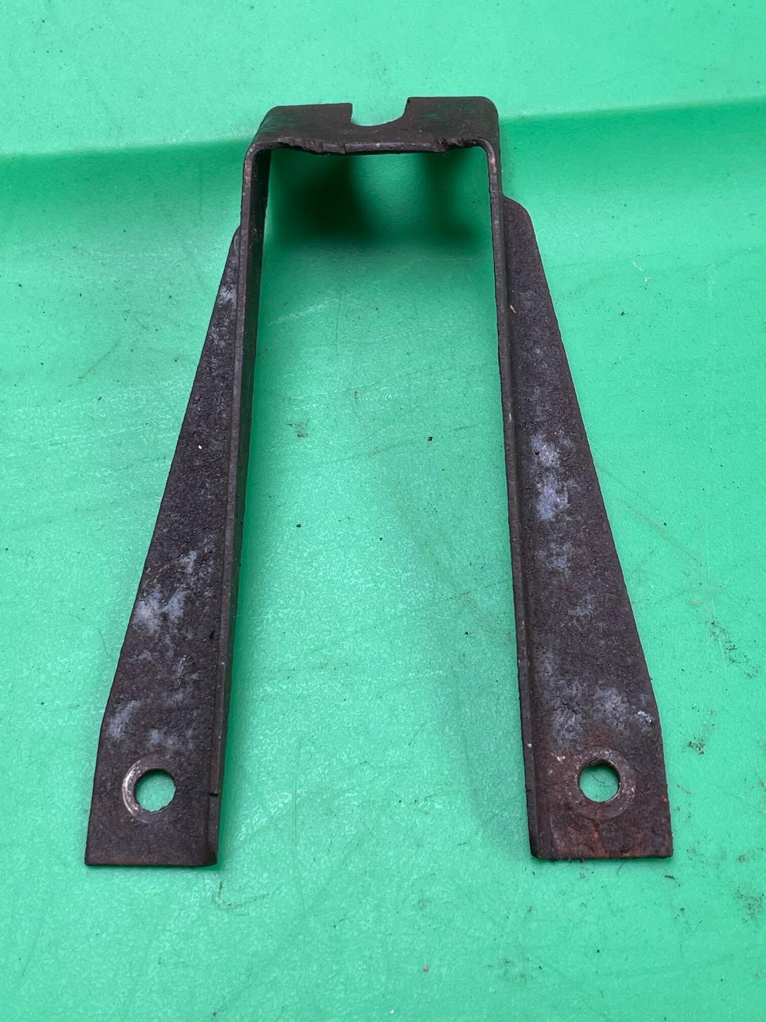 BD23138 0RIGINAL GENUINE EARLY 3.8 S1 DHC WINDSCREEN ROD BRACKET