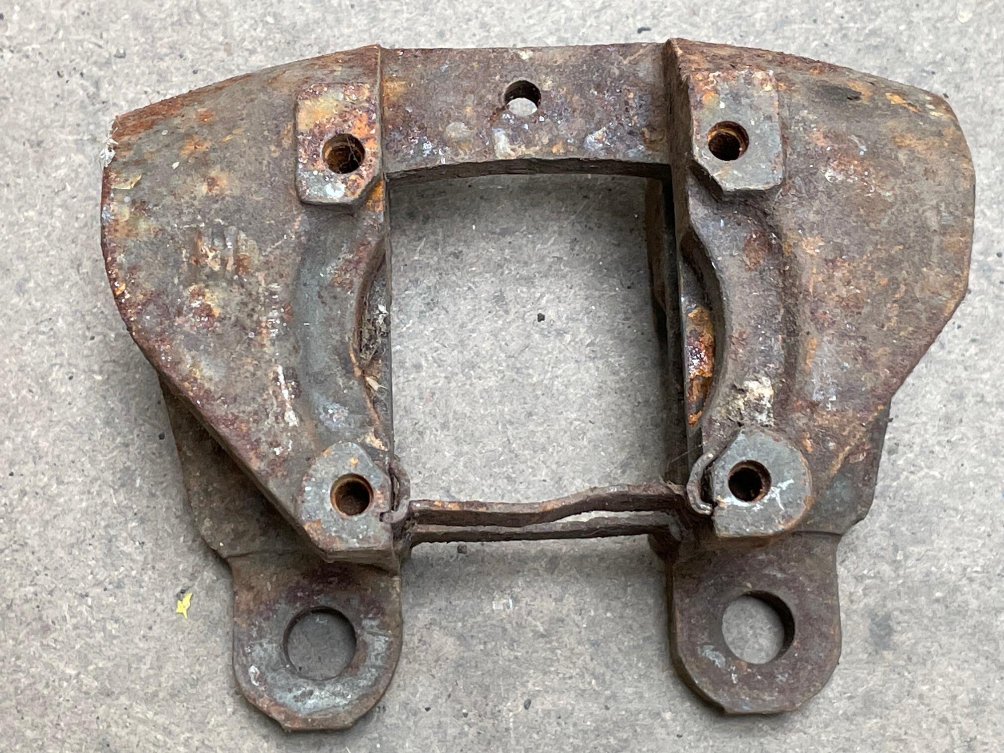 7715 ORIGINAL E-TYPE FRONT BRAKE CALIPER CASTING (H)